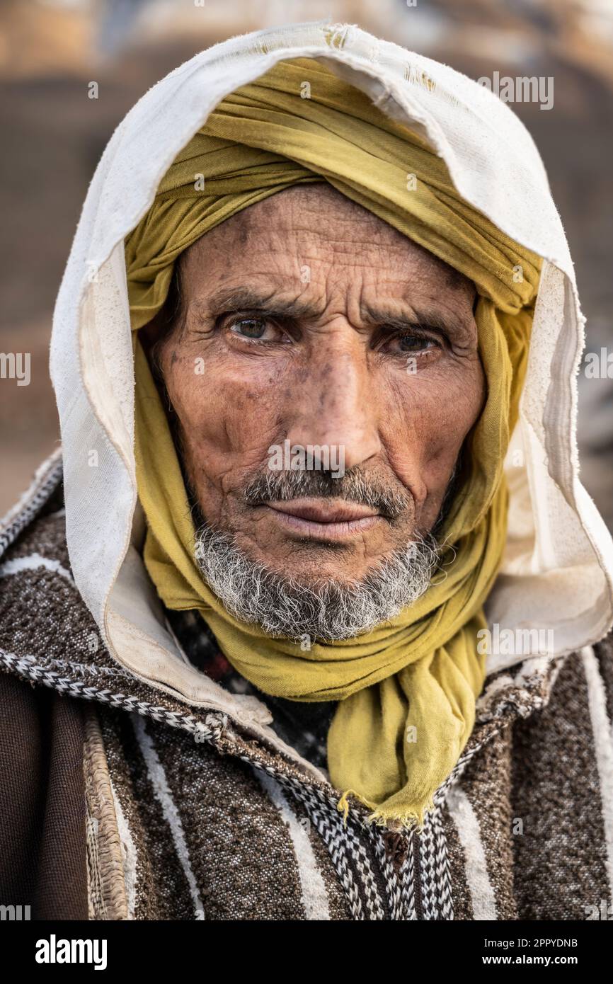 Portrait d'un berbère habillé dans une djellaba traditionnelle et ...