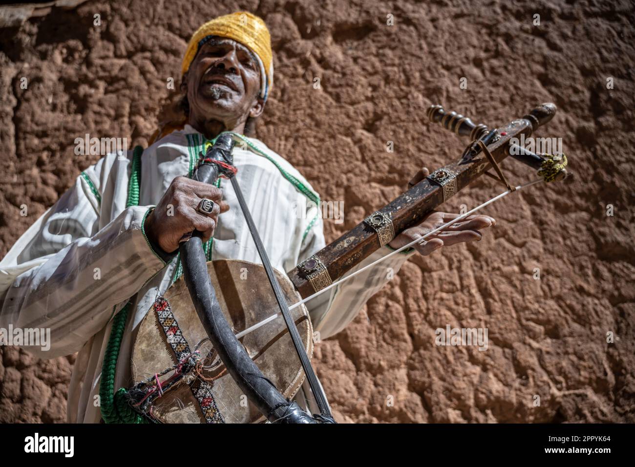 Berber man playing traditional music Banque de photographies et d ...