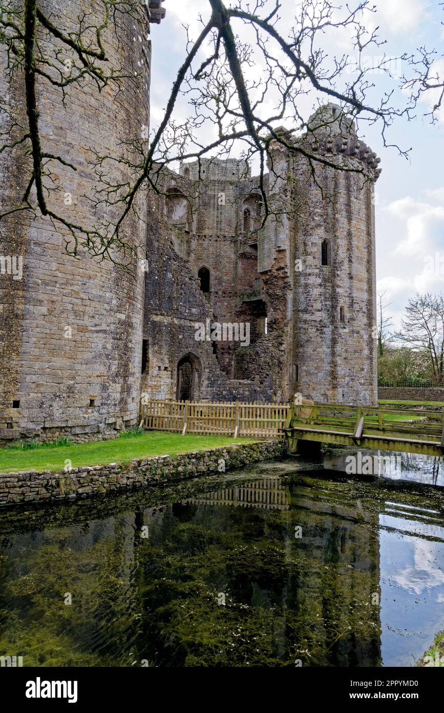 Château de Nunney et douve dans le village de Nunney. Construit en ...