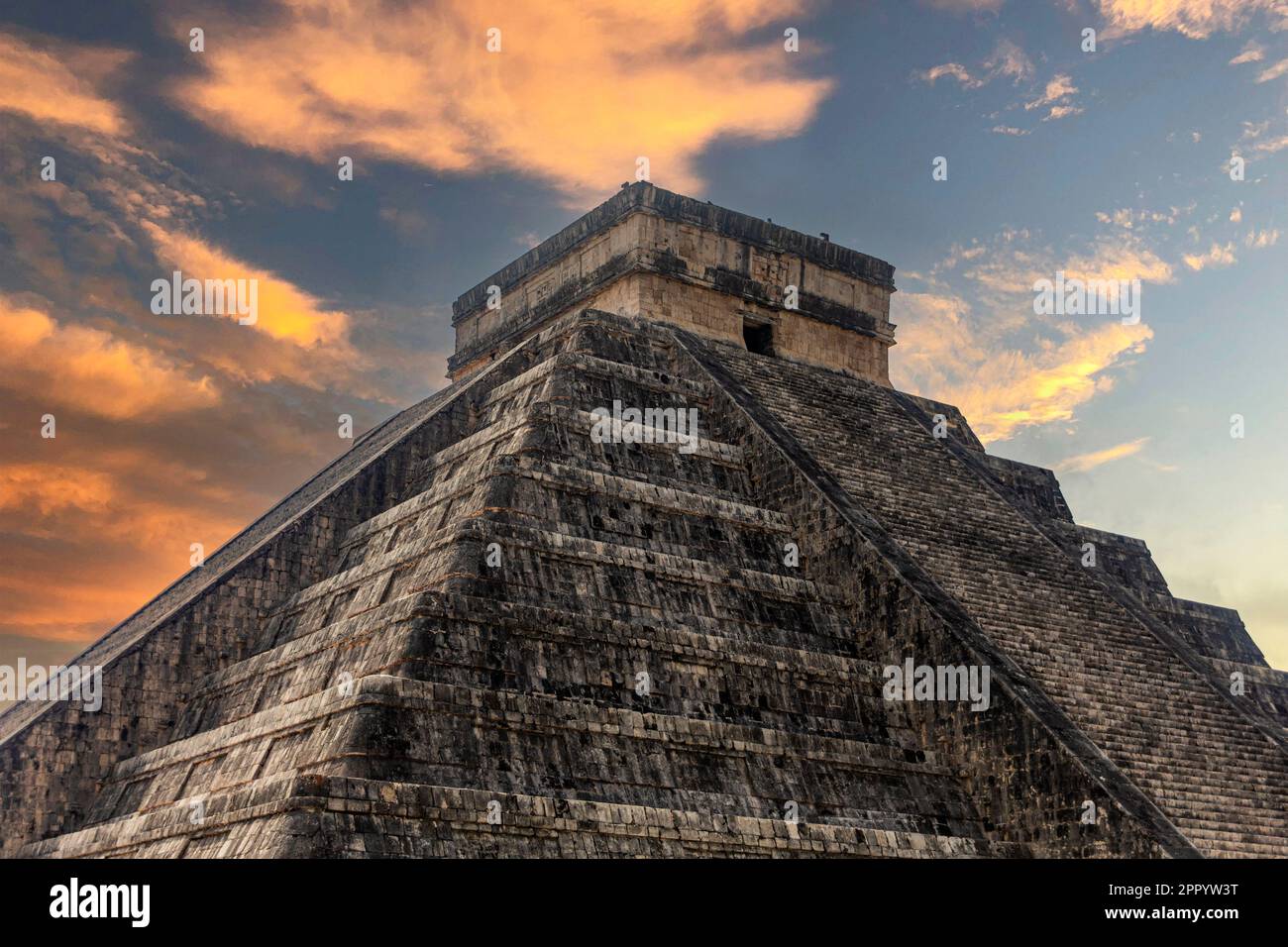 Chichen Itza la célèbre pyramide maya du Mexique sous un beau ciel ...