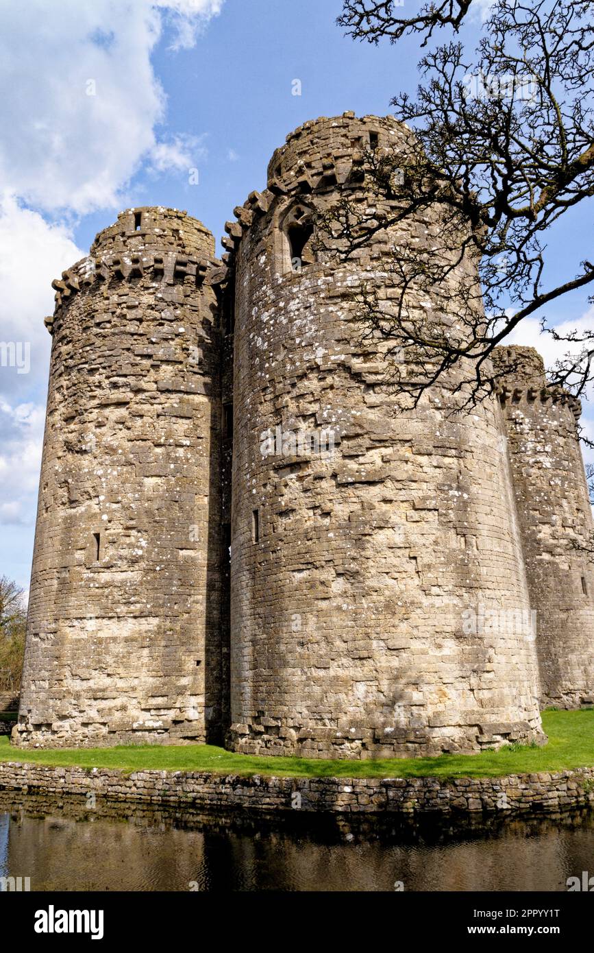 Château de Nunney et douve dans le village de Nunney. Construit en ...