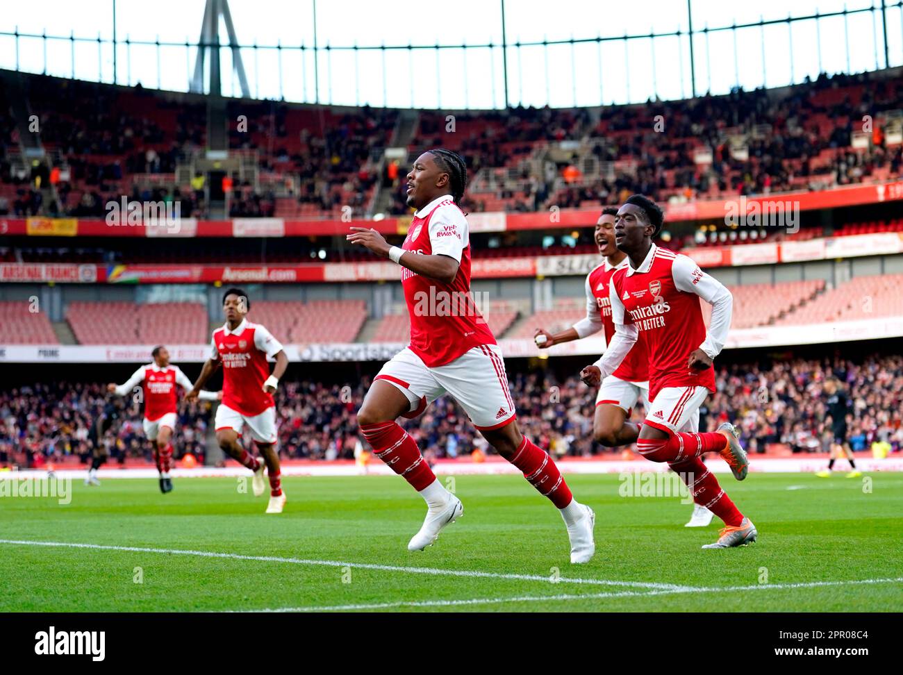 Omari Benjamin d'Arsenal célèbre le premier but de son équipe lors du ...