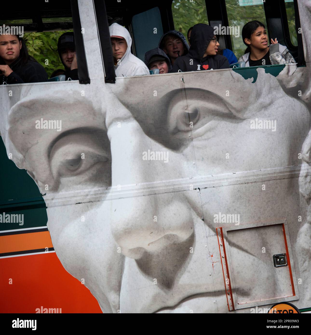 Washington, DC, 25 avril 2023. Les touristes en tramway passent devant ...