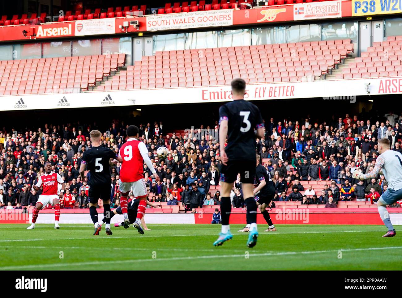 Omari Benjamin d'Arsenal marque le premier but de son équipe lors du ...