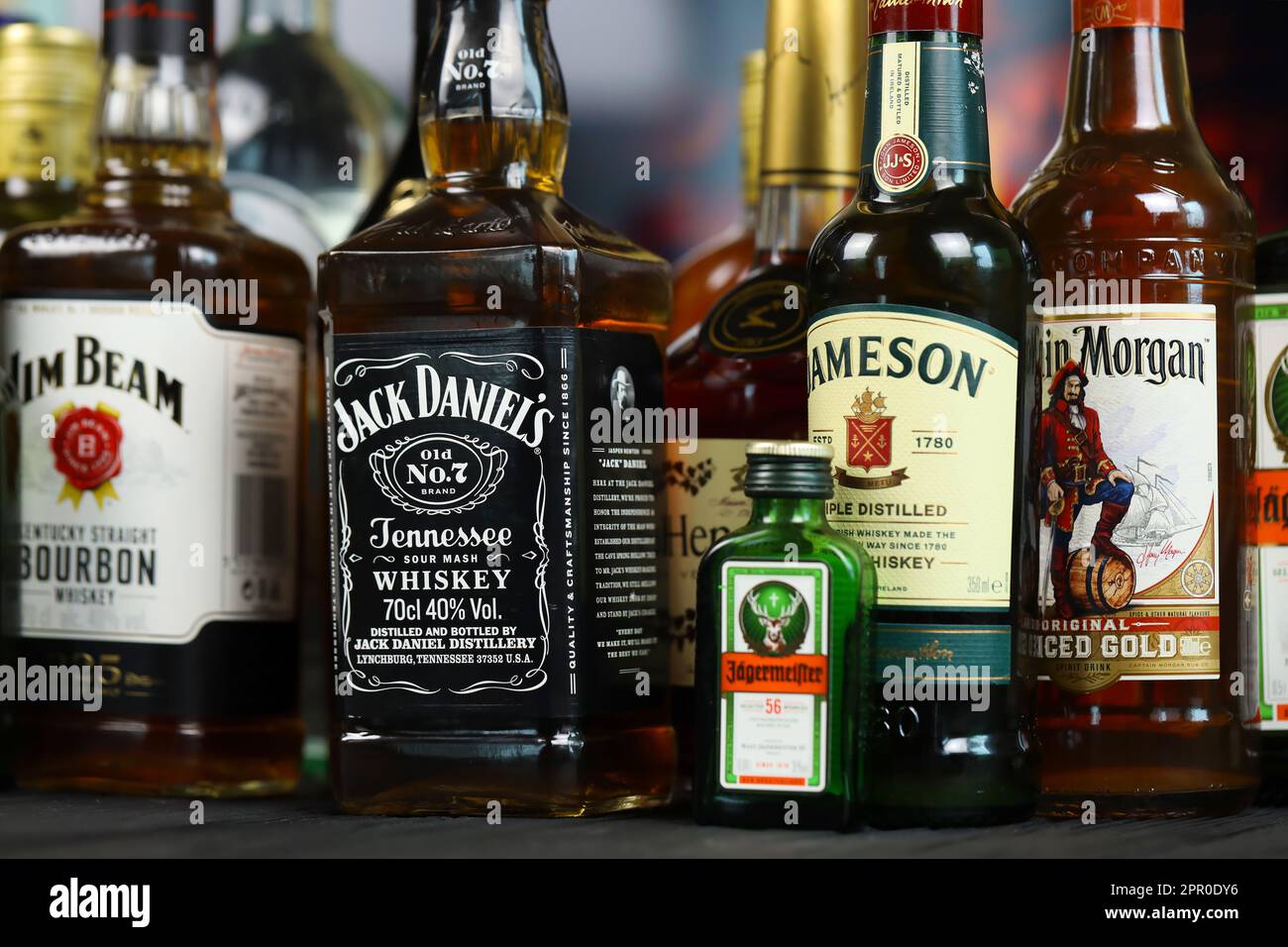 KIEV, UKRAINE - 4 MAI 2022 de nombreuses nouvelles bouteilles d'alcool ...