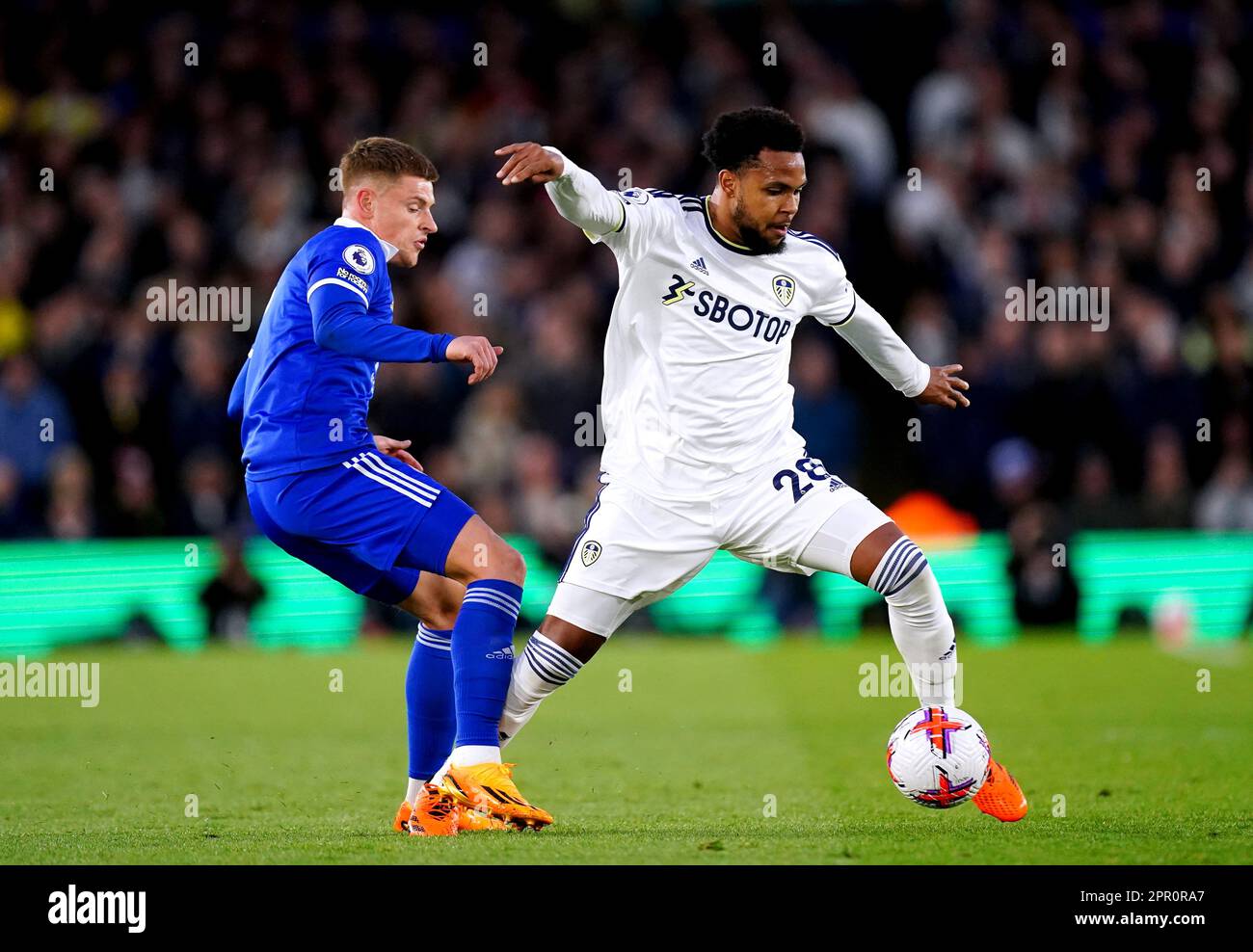 Weston McKennie (à droite) de Leeds United et Harvey Barnes de ...