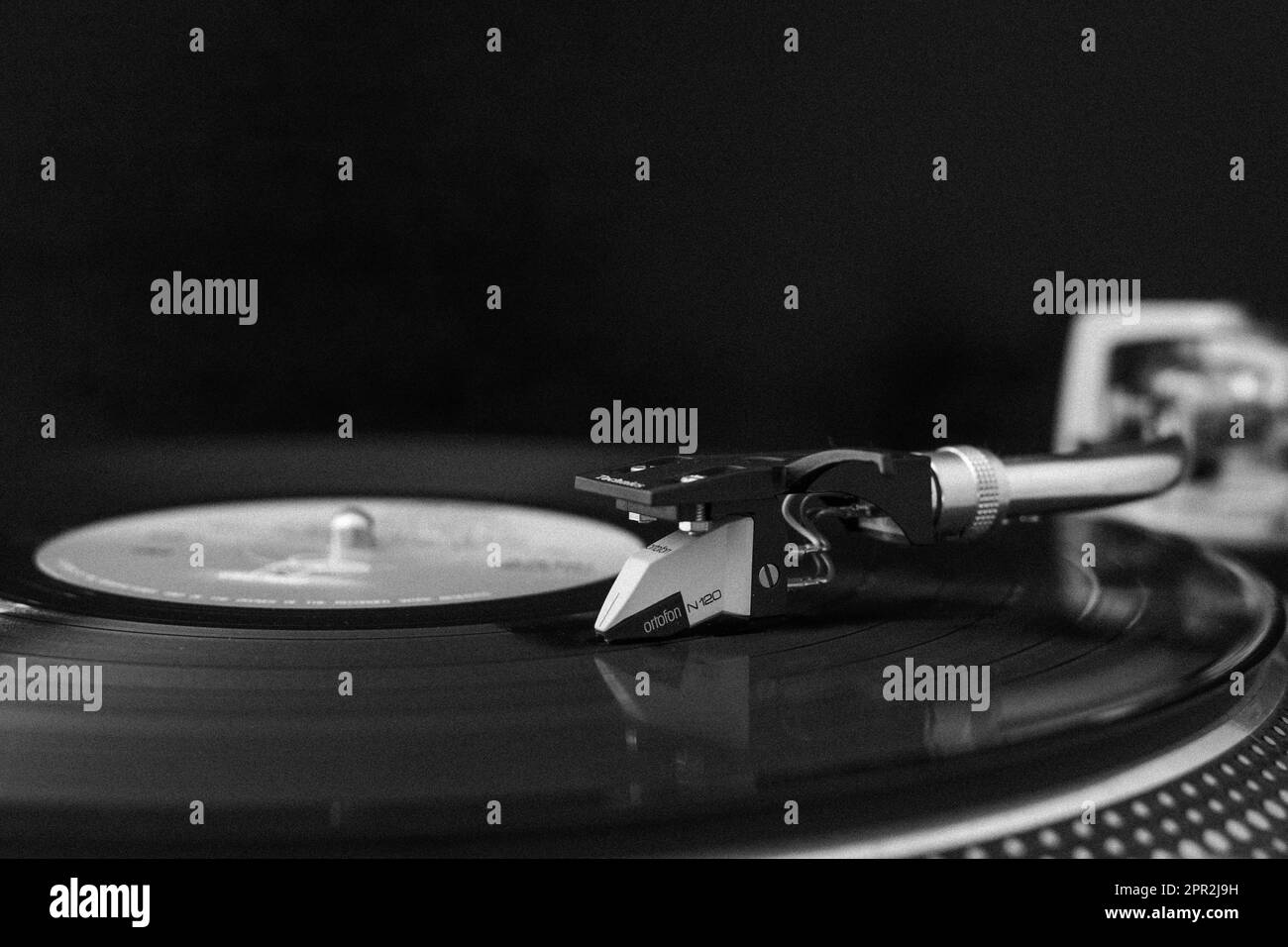 La platine Techniques SL-1200 a été introduite en 1972 et est encore ...