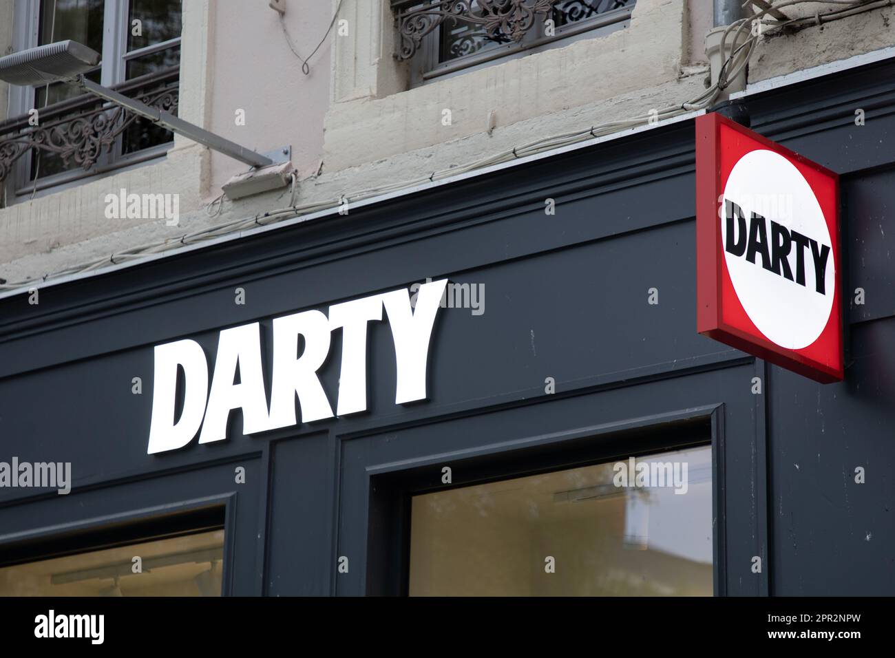 Bordeaux , Aquitaine France - 04 20 2023 : logo Darty texte et marque ...