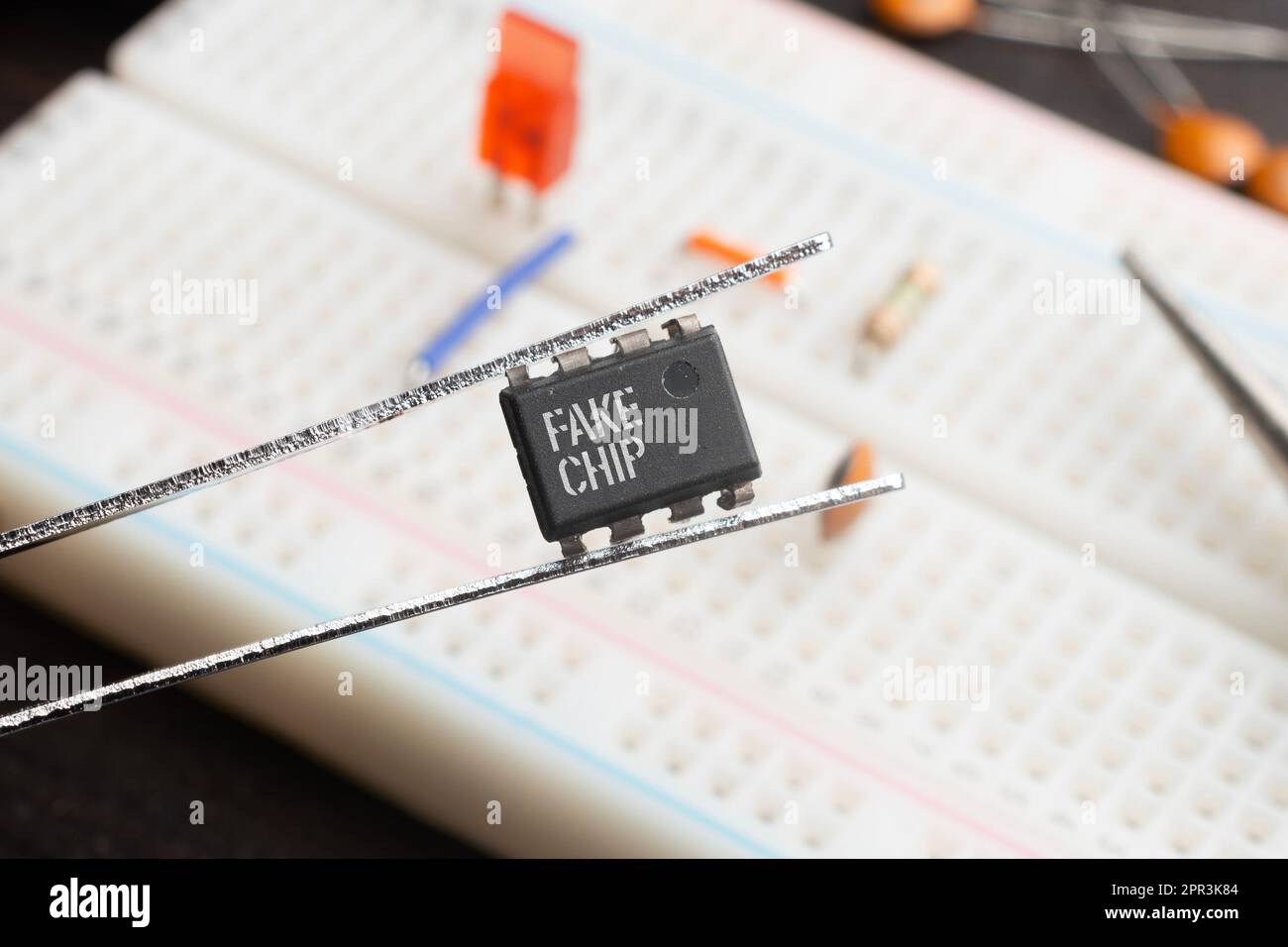 Concept de puce factice : circuit intégré maintenu par une pince à ...