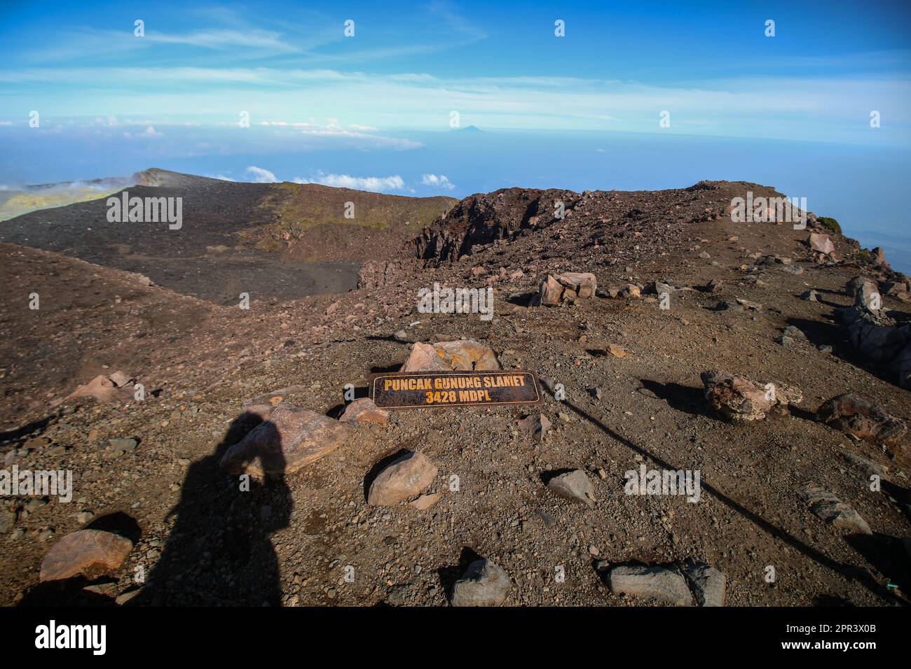 Panneau du sommet le plus élevé du mont Slamet, Java central, Indonésie ...