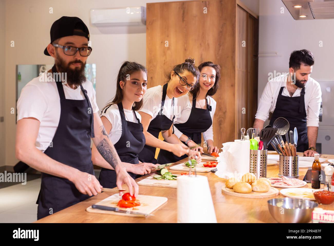 Cours de cuisine - chef masculin senior en uniforme de cuisinier ...