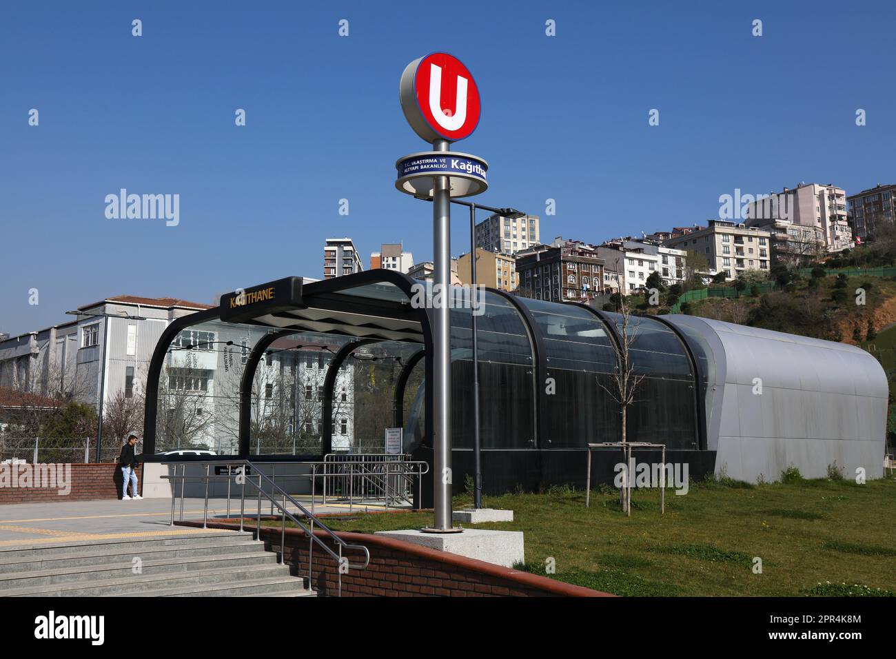 ISTANBUL, TURQUIE - 25 MARS 2023 : station de métro Kagithane d ...
