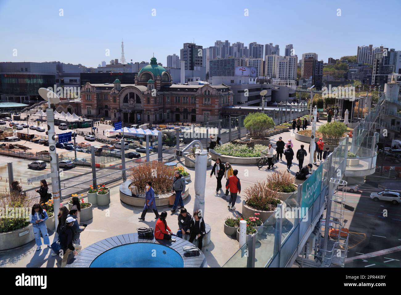 SÉOUL, CORÉE DU SUD - 8 AVRIL 2023 : les gens marchent le Seoullo 7017 ...