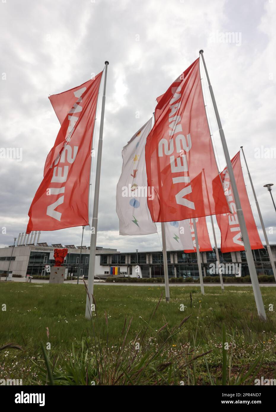 26 avril 2023, Hesse, Allendorf (Eder) : les drapeaux portant le logo ...