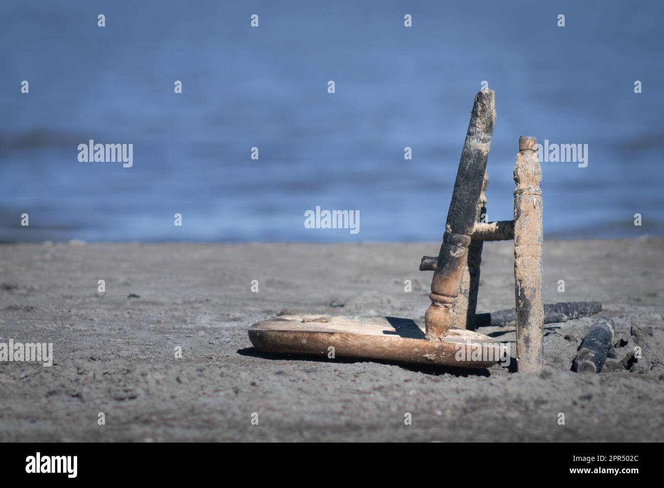 Un paysage pittoresque avec deux bâtons qui dépassent du sable par un ...