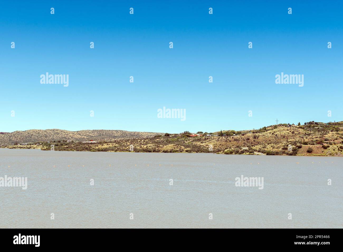 La ville de Vanderkloof est visible de l'autre côté du barrage de ...