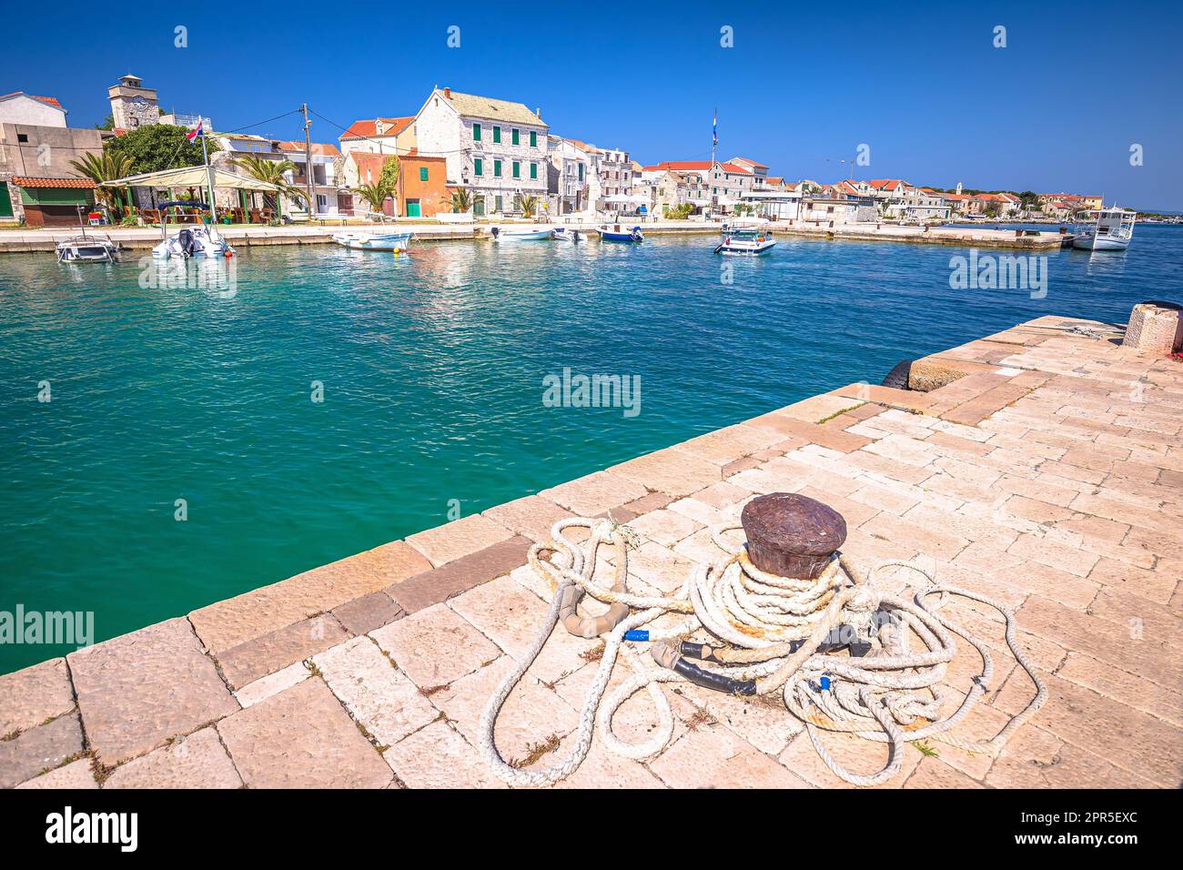 Village de pêcheurs front de mer sur l'île de Krapanj vue, village de ...