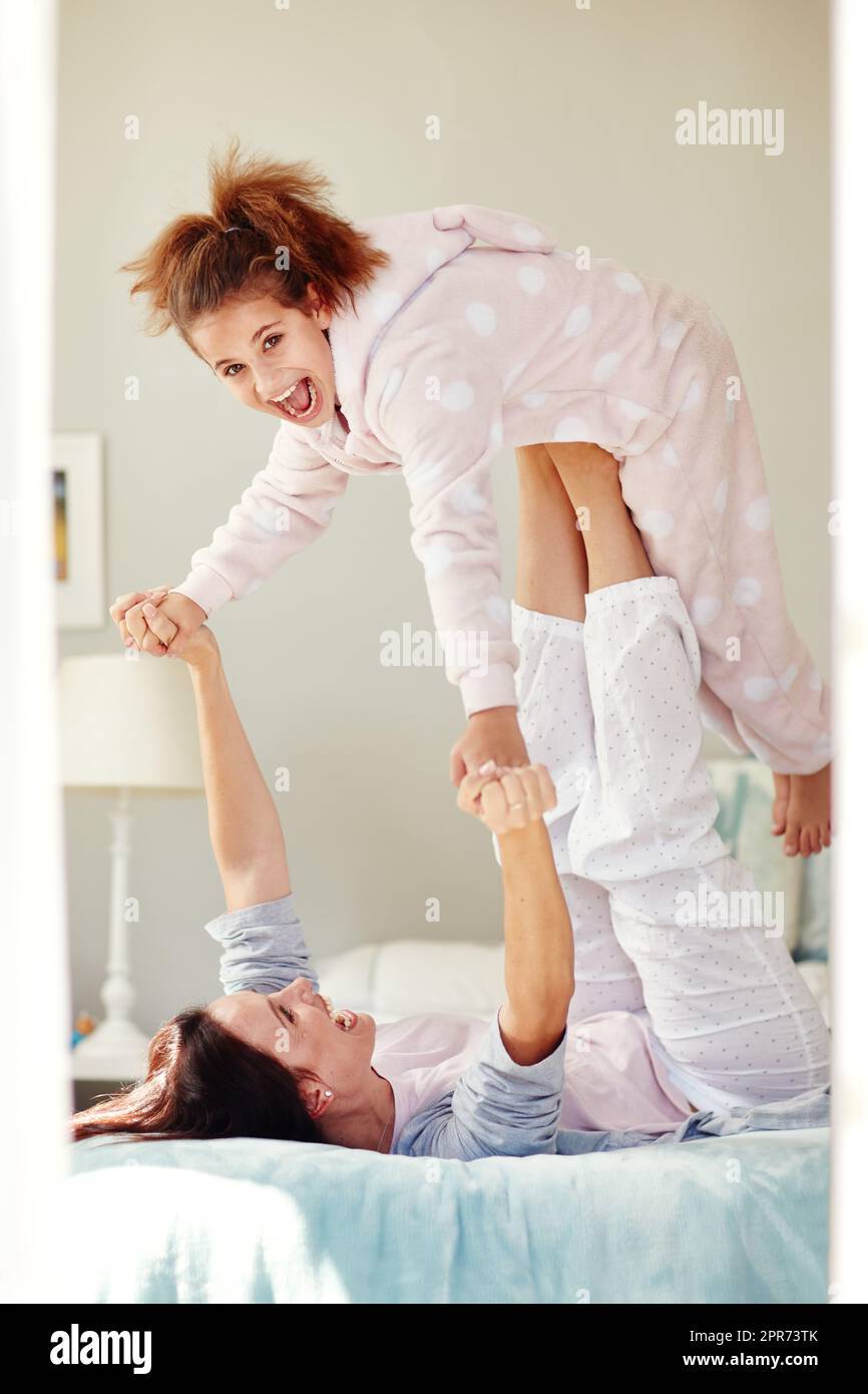 Mère Et Fille Coucher Sur Lit Banque De Photographies Et Dimages à