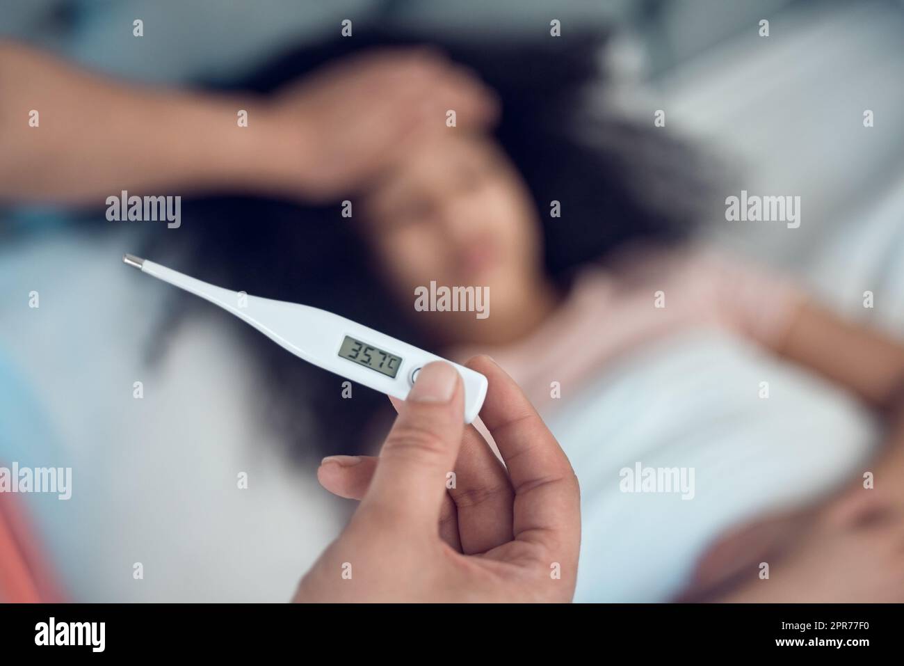 Sick man fever taking temperature Banque de photographies et d’images à ...
