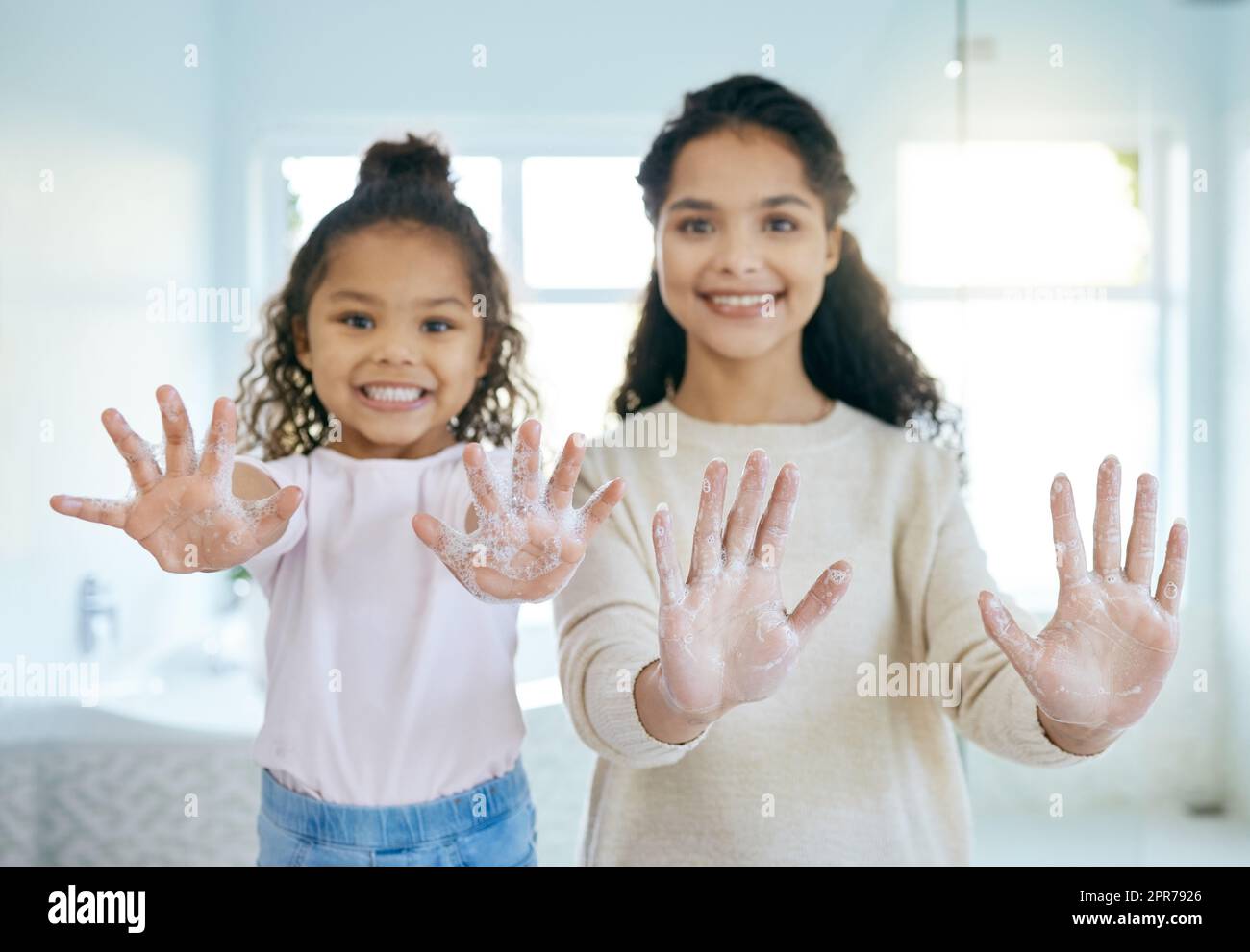 Nous avons des mains libres de germe. Photo d'une petite fille et de sa ...