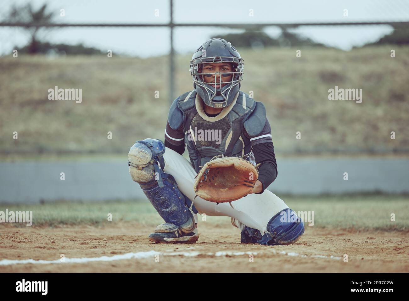 Portrait pichet afro-américain prêt à faire une prise avec un gant sur un terrain de baseball ...