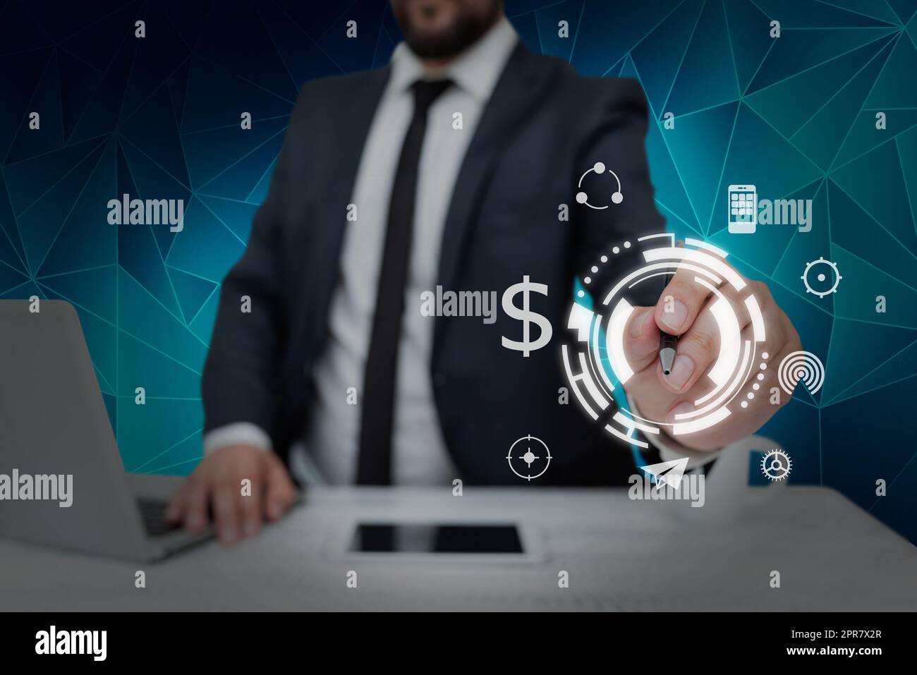 Homme d'affaires en costume tenant un stylo représentant la pensée ...