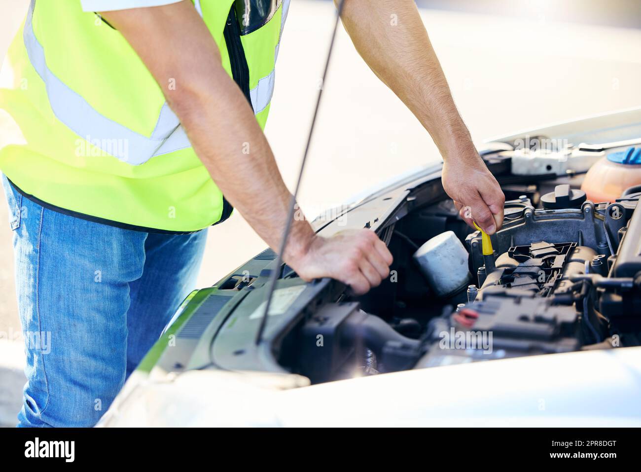 Prenez soin de votre voiture. Photo d'un homme méconnaissable qui se ...