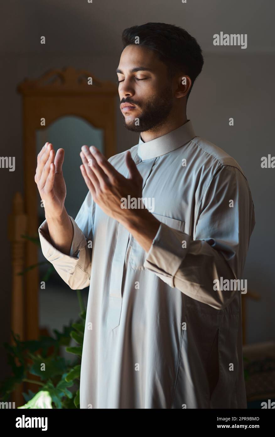 Muslim man prayer mat Banque de photographies et d’images à haute ...