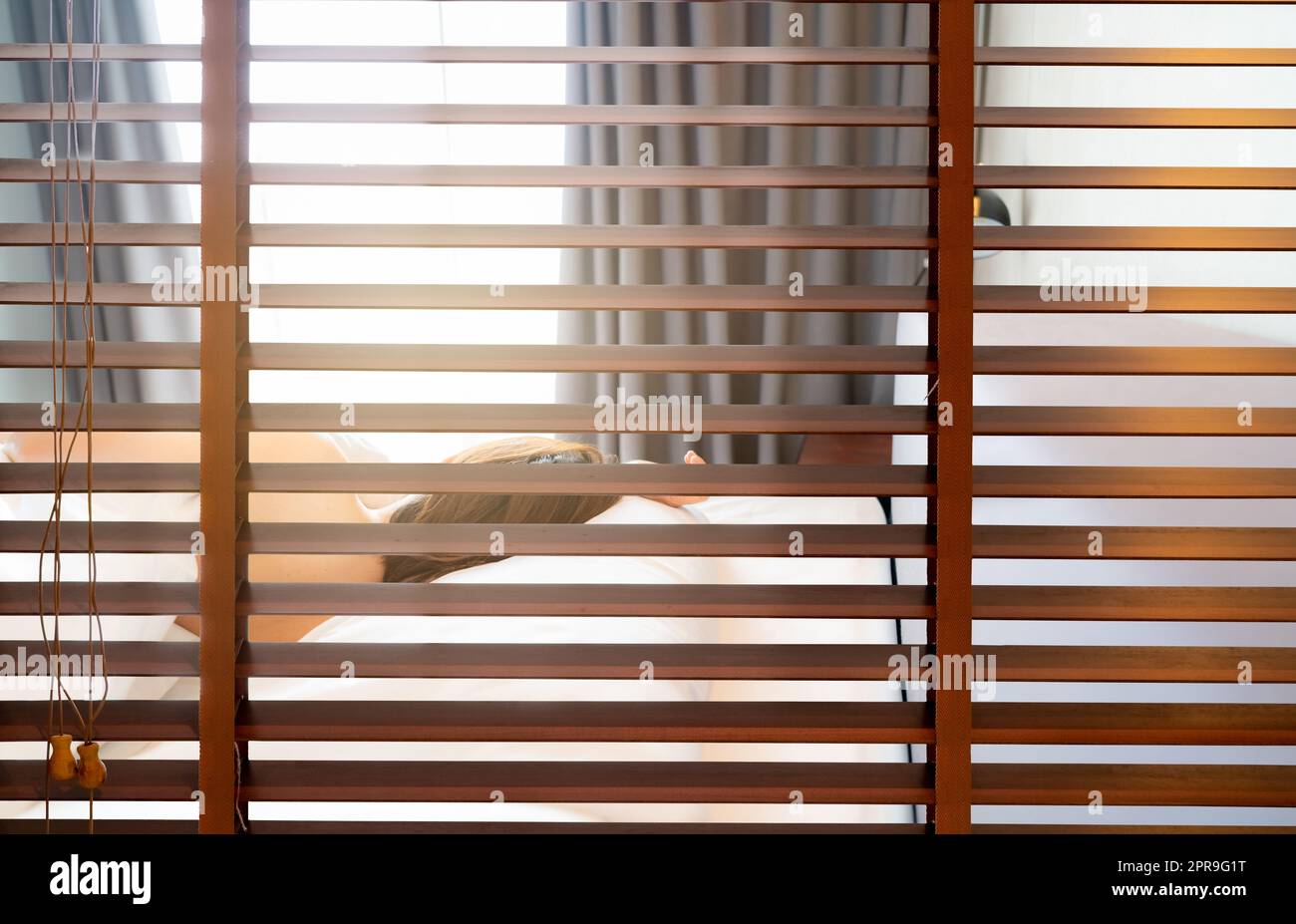 Stores vénitiens en bois. Rideau d'obscurcissement entre la salle de ...