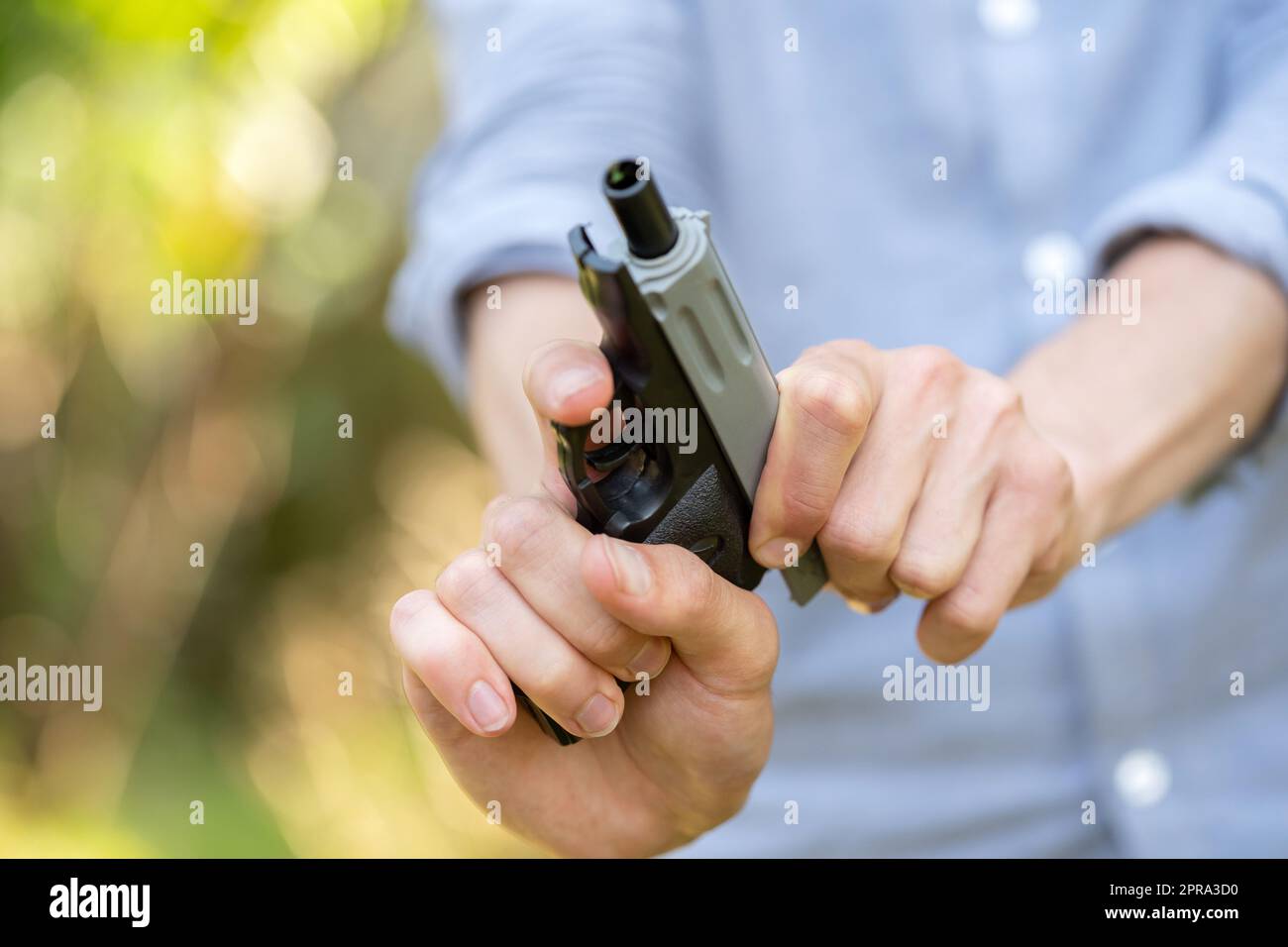 Anonyme homme méconnaissable rechargement de cokking un petit pistolet ...