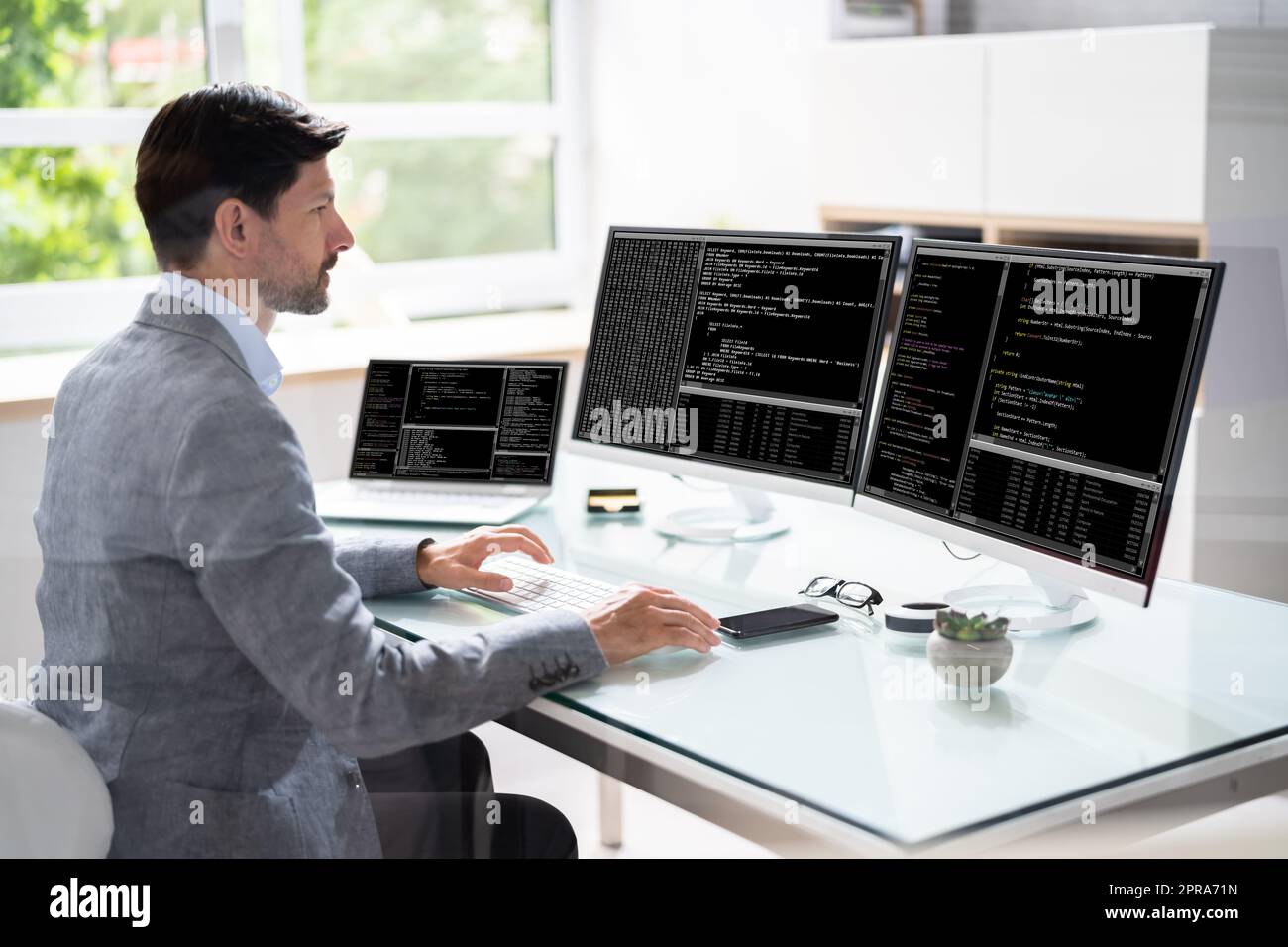 Computer programmer Banque de photographies et d’images à haute ...