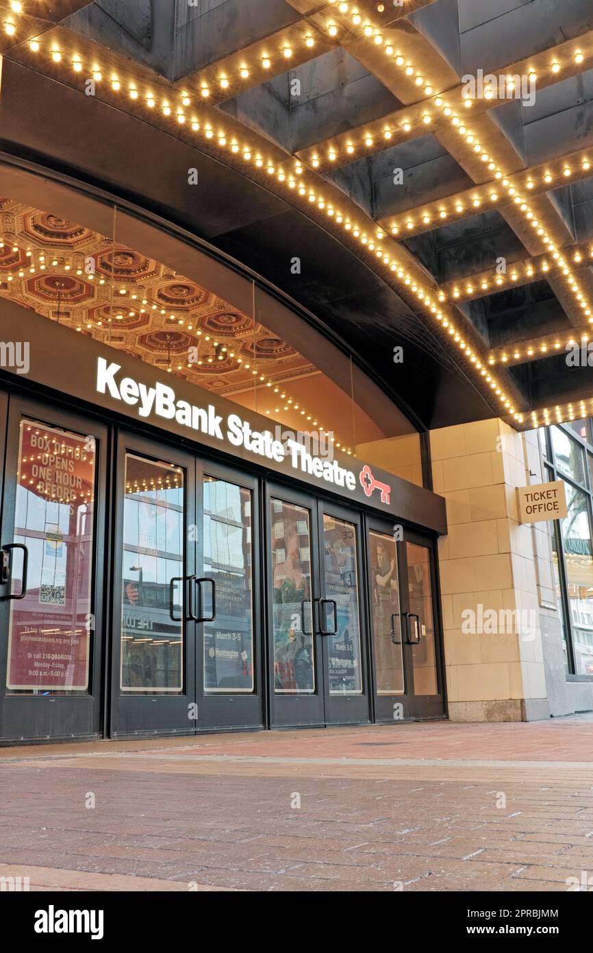 Entrée du KeyBank State Theatre et marquise en construction dans le ...