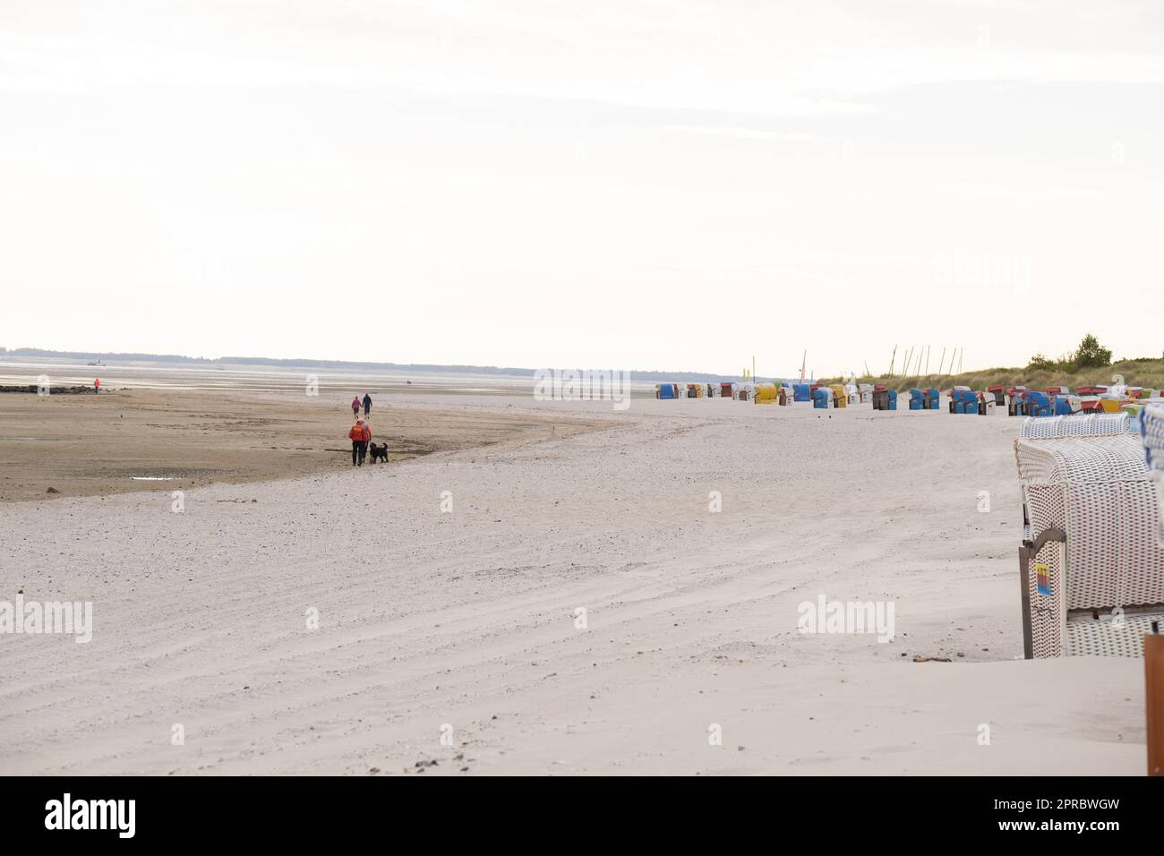 Promenades et repos sur la mer des Wadden.Beach osier boîtes sur sable ...