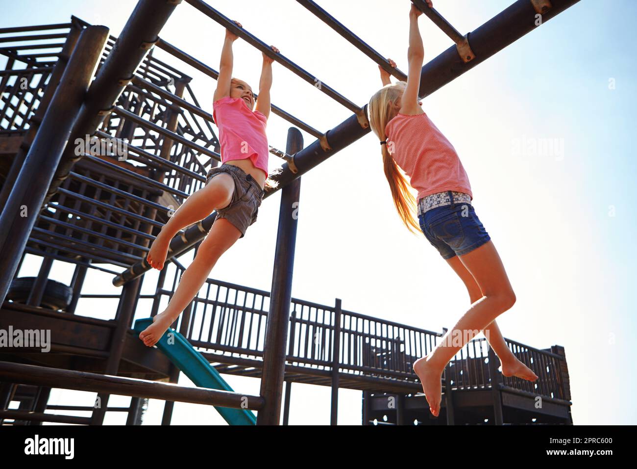 Le jeu remplit votre corps de santé. deux petites filles accrochées sur ...