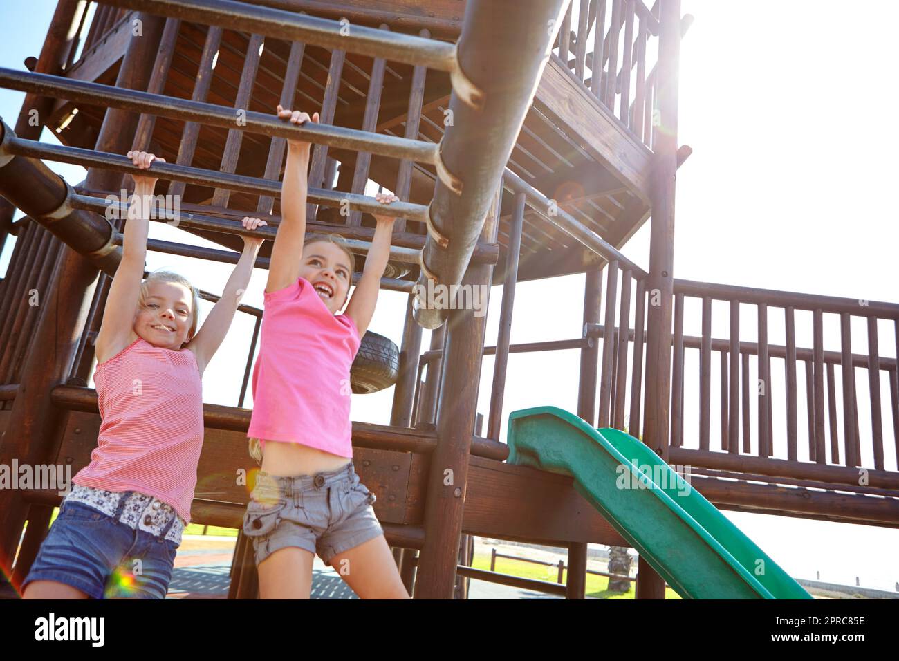 Sœurs par le sang, amis par choix. deux petites filles accrochées sur ...