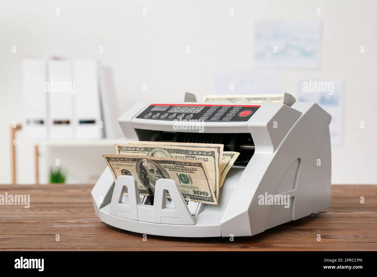 Machine moderne de comptage des espèces avec billets en dollars sur ...