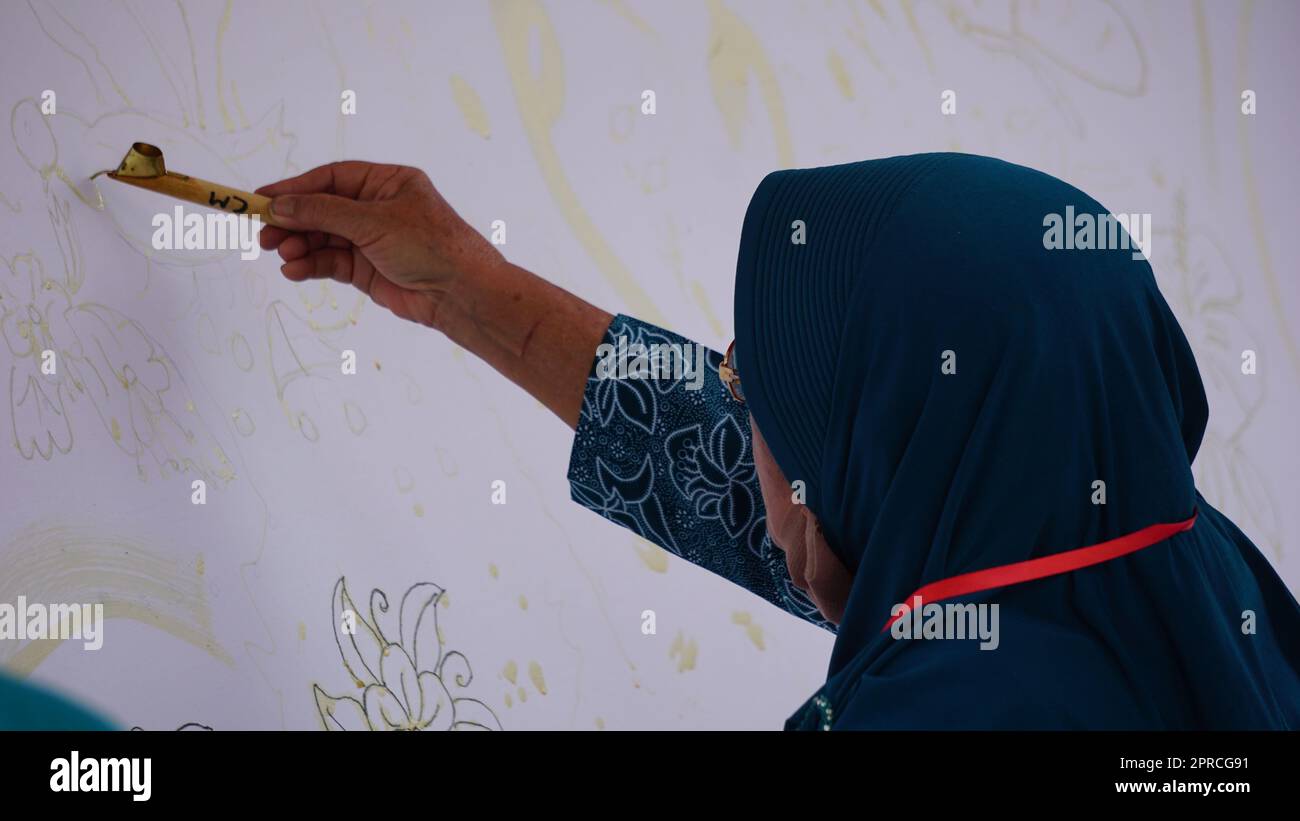 Le processus de fabrication de batik sur le Festival Batik Keren Blitar ...