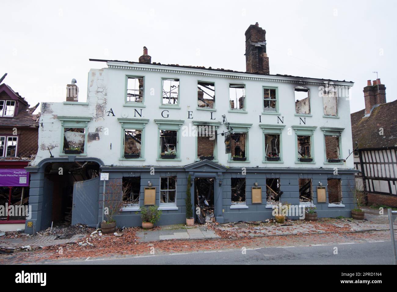L'hôtel Angel détruit par un incendie laissant la façade debout ...