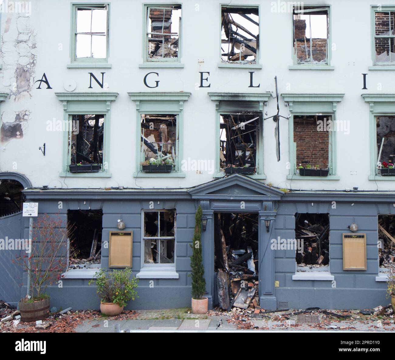 L'hôtel Angel détruit par un incendie laissant la façade debout ...