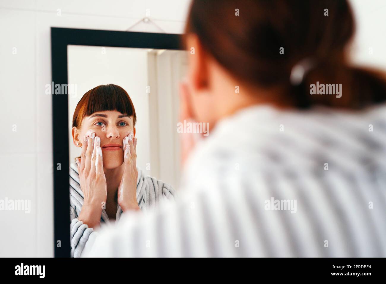 Femme debout devant un miroir Banque de photographies et d’images à haute résolution - Alamy