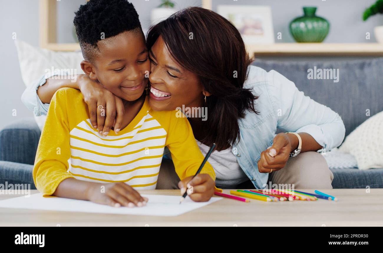 Il fait de moi une mère fière tous les jours. une mère aidant son jeune ...