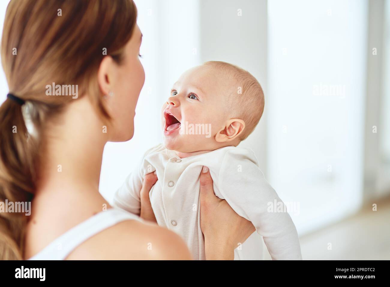 Maman jouant avec enfant Banque de photographies et d’images à haute ...