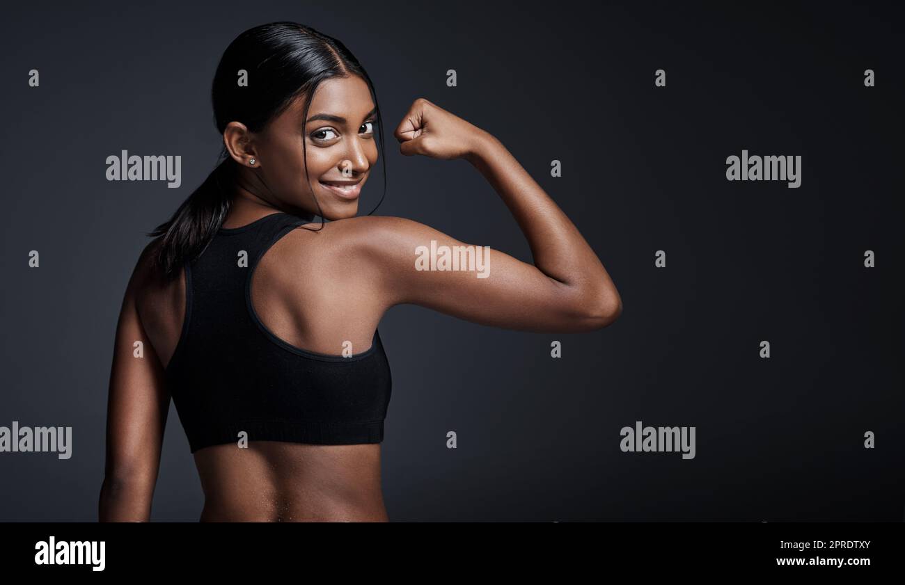 Pretty fitness model flexing bicep Banque de photographies et d’images ...