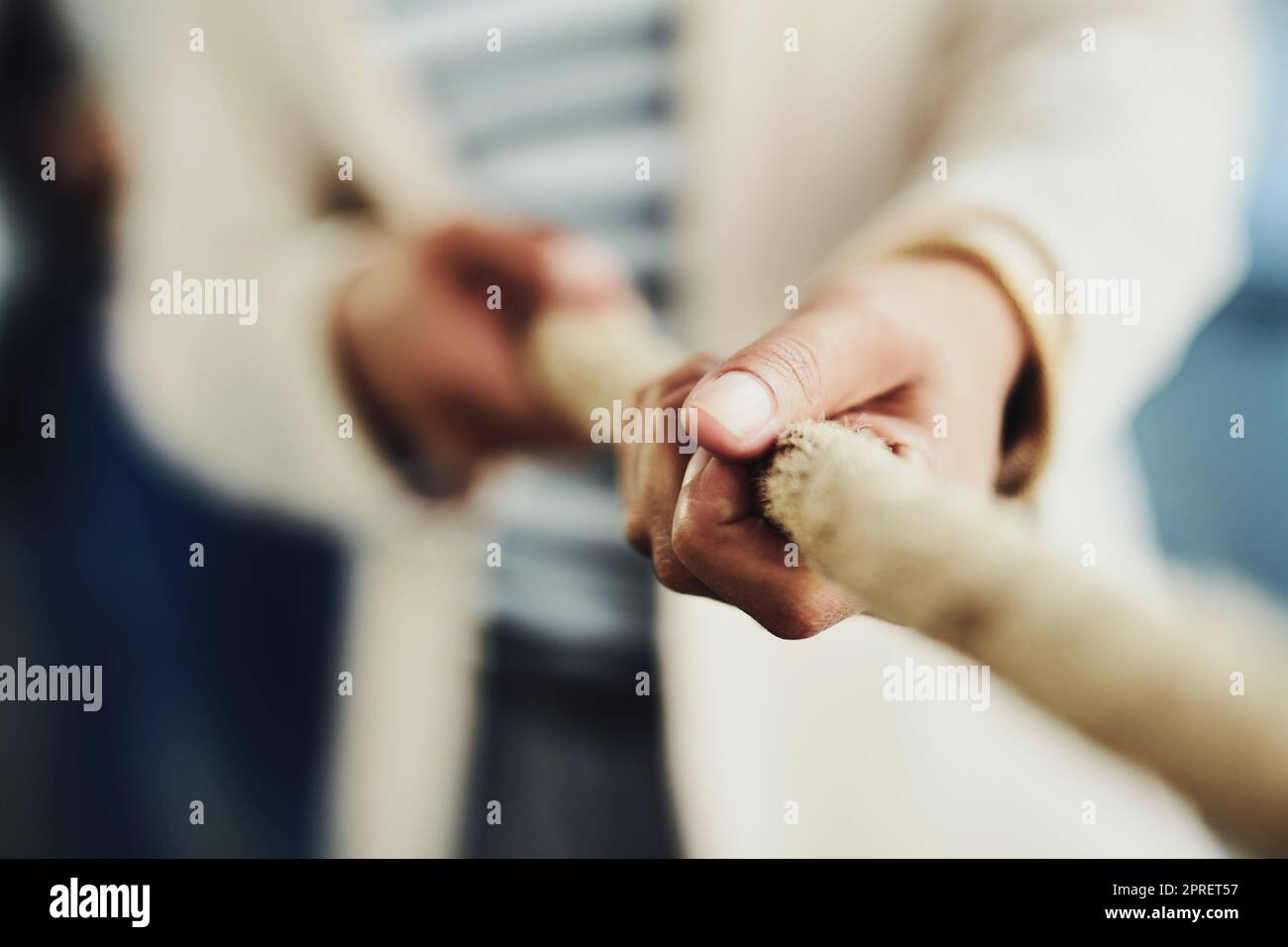 Le travail d'équipe, les mains et les remorqueurs et la guerre tout en ...