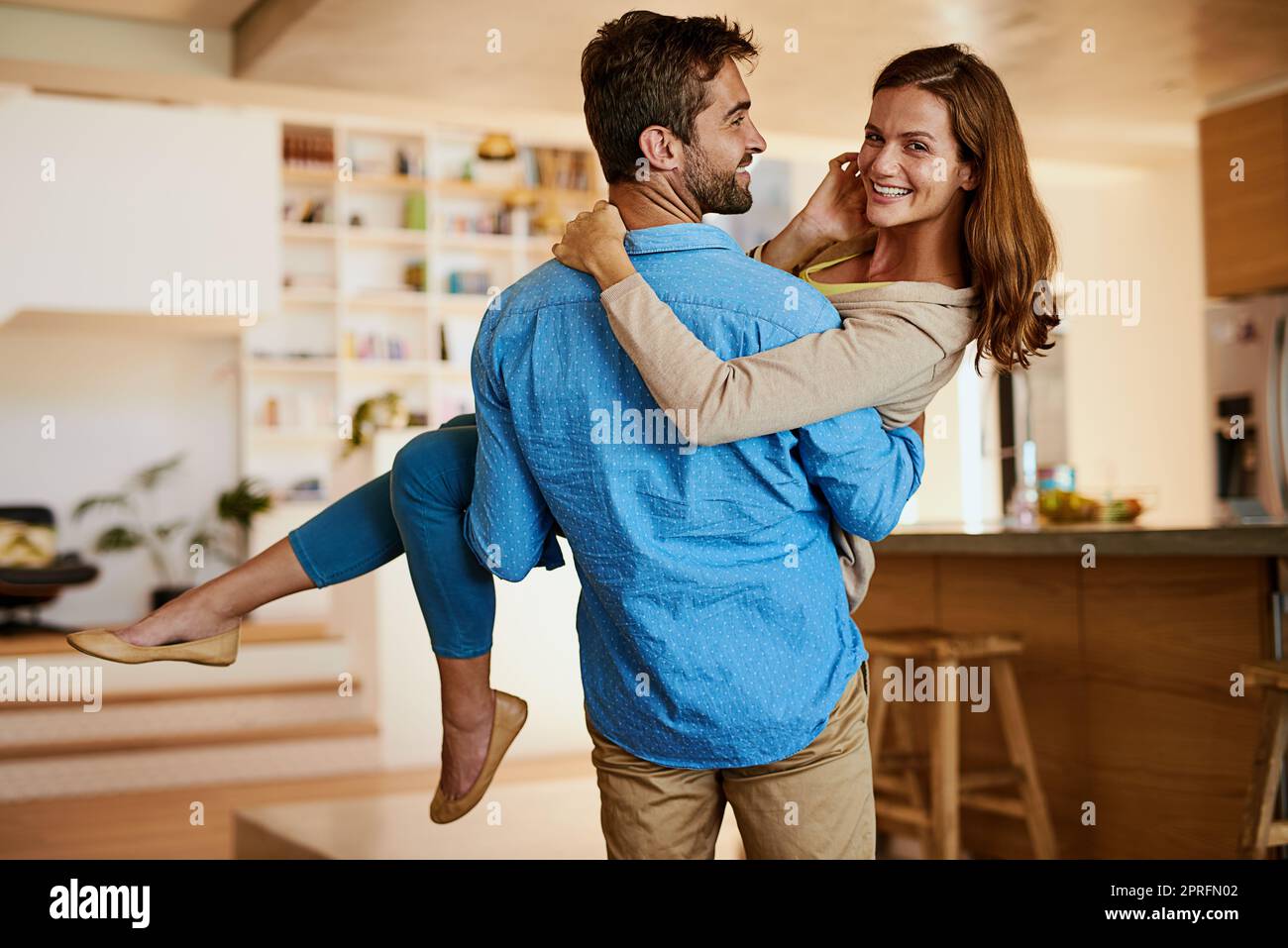 Je me demande où je m'emmène... Rearview photo d'un jeune homme portant ...
