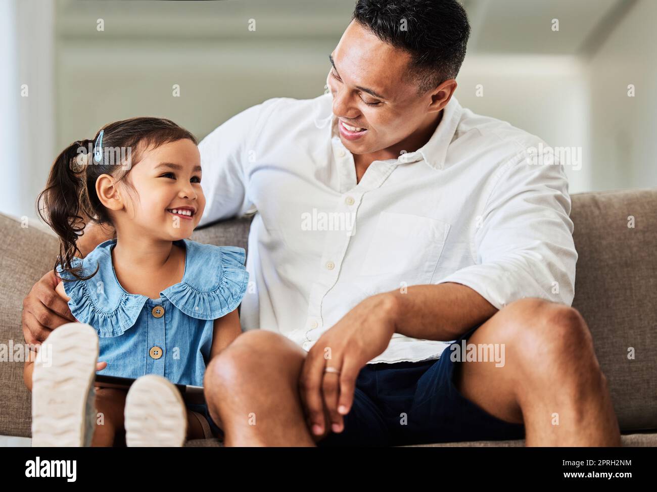 Père, fille et salon heureux liant la qualité du temps dans une maison de famille avec l'amour ...