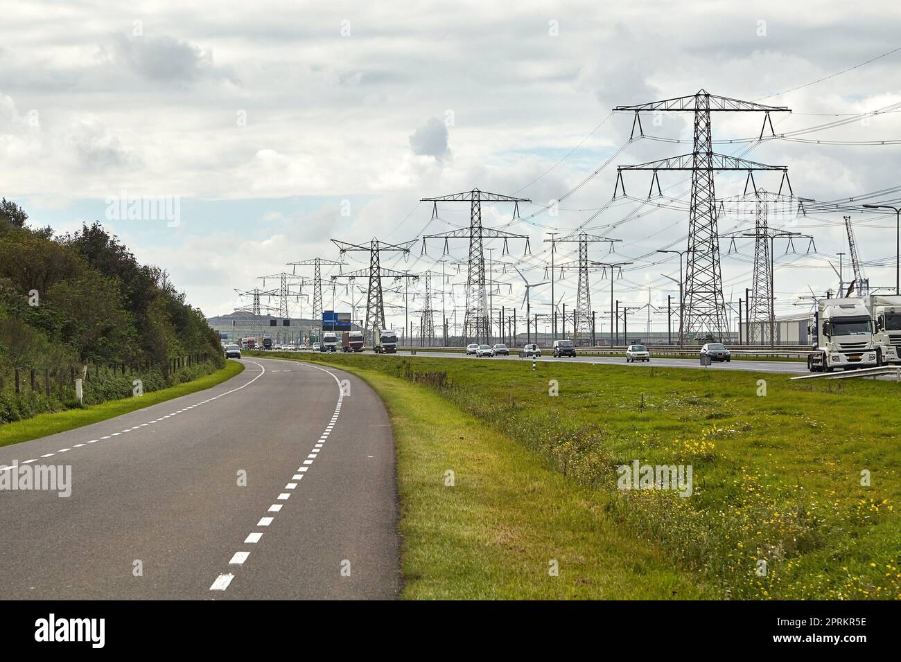 De nombreux câbles de lignes électriques, de circulation routière et de ...