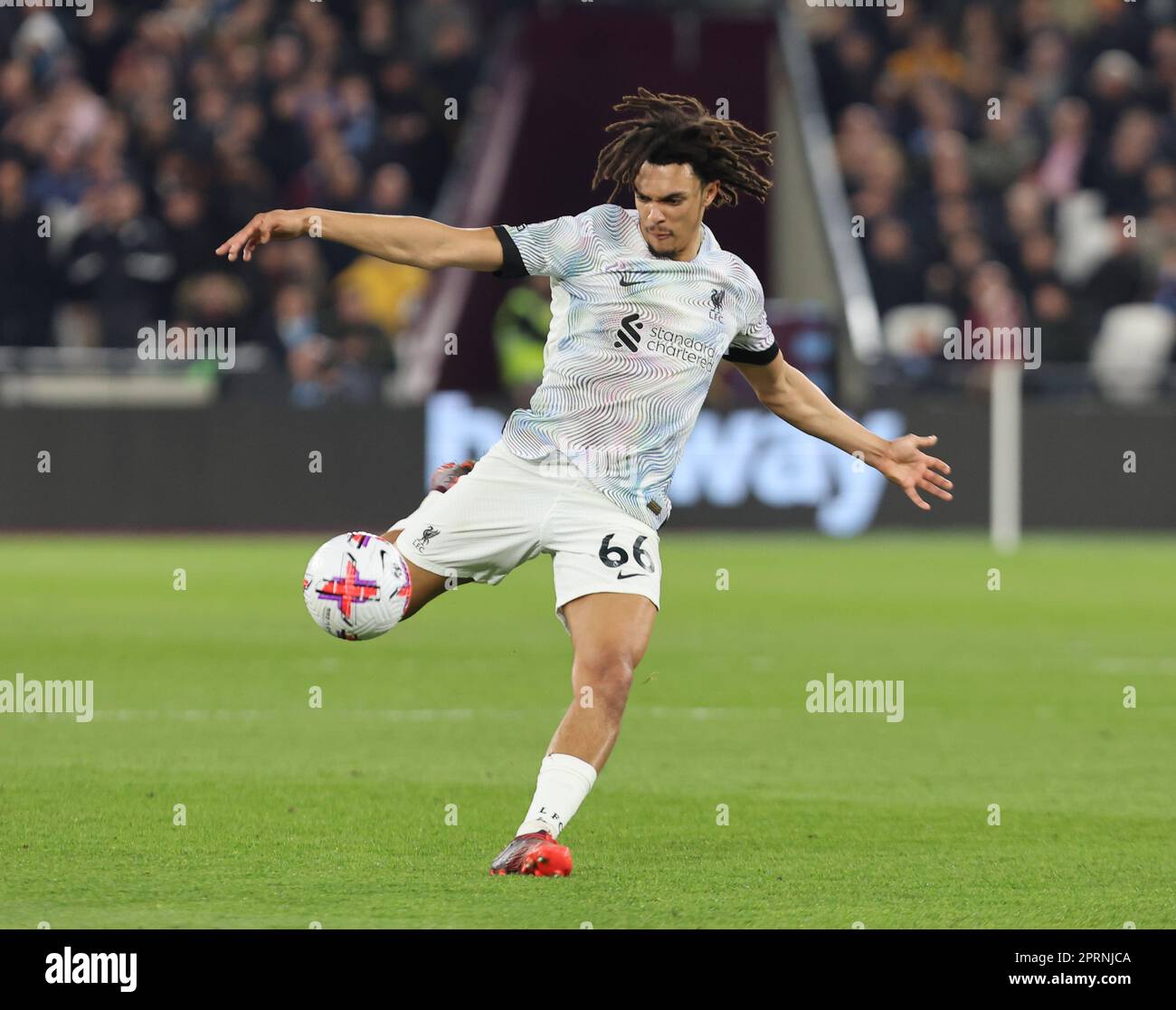 Trent Alexander-Arnold de Liverpool en action pendant le match de ...
