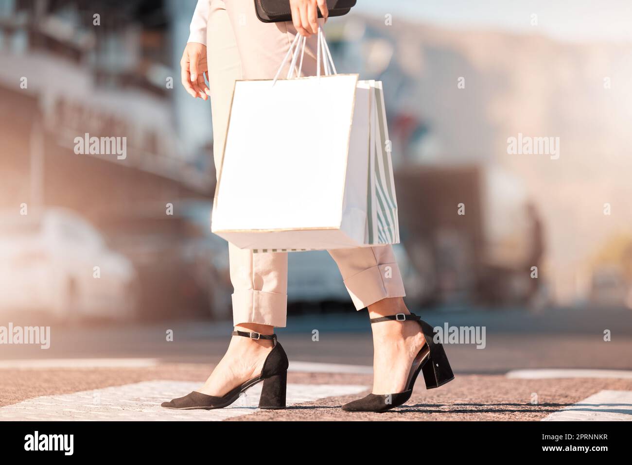Mode, shopping et femme avec sac dans la ville marchant dans la rue ...