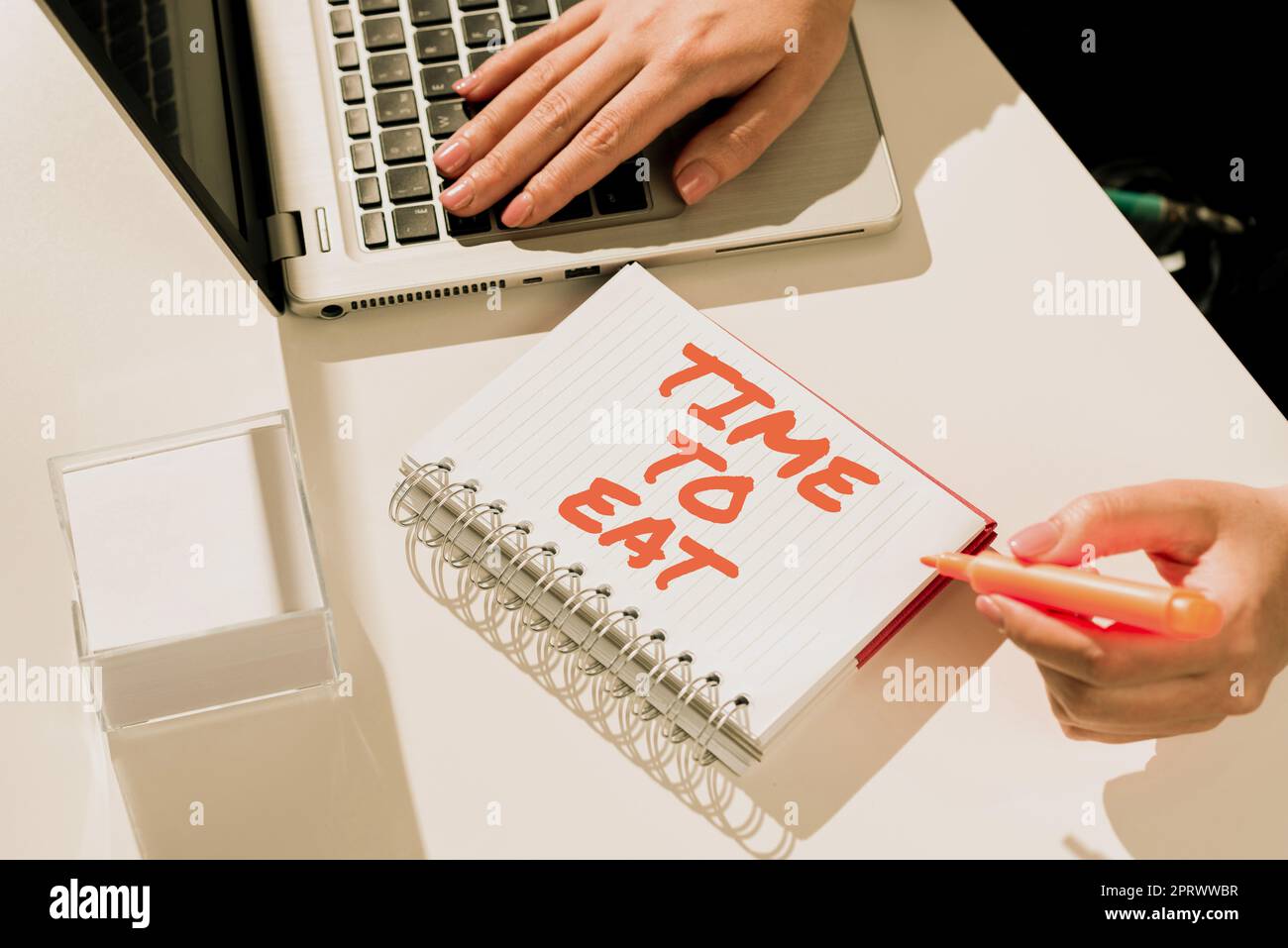 Affiche indiquant le temps de manger, mot écrit sur le bon moment pour ...